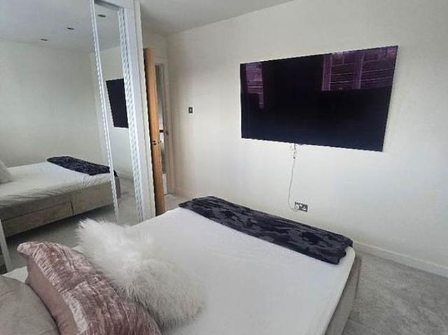 2 bedroom house in Glasgow