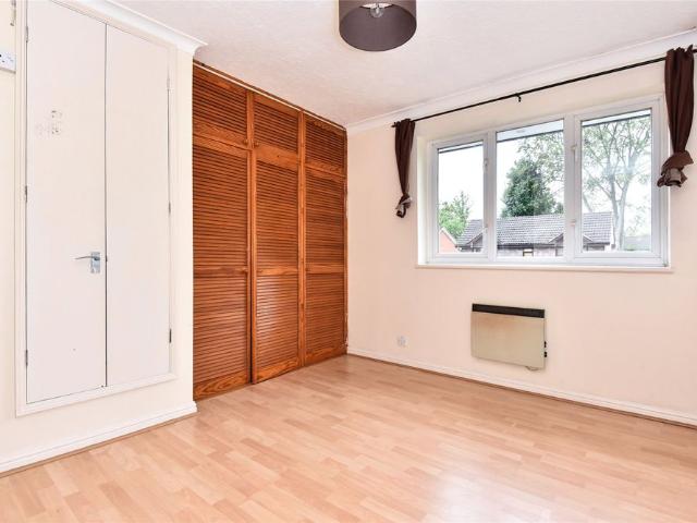 2 bedroom House in Kingfisher Close, Farnborough