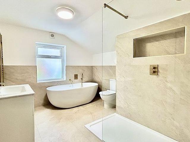 2 bedroom house in London