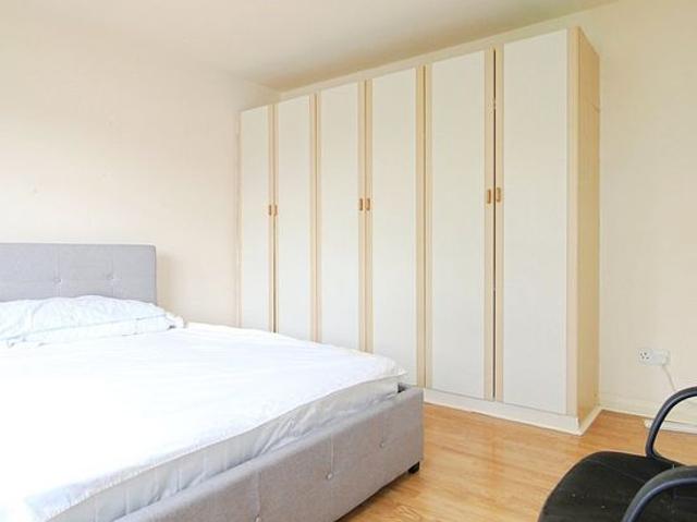 2 bedroom house in London