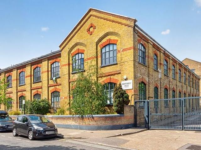2 bedroom house in London