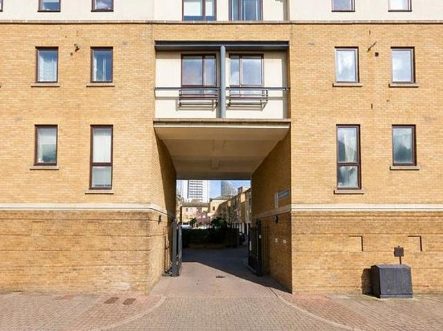 2 bedroom house in London