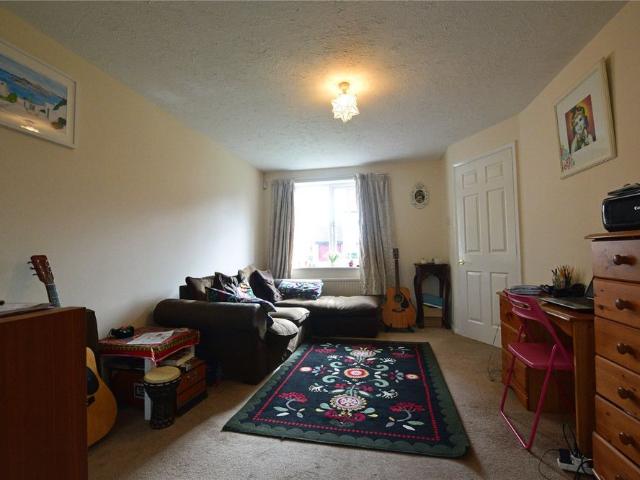 2 bedroom House in Waterhouse Mead, Sandhurst