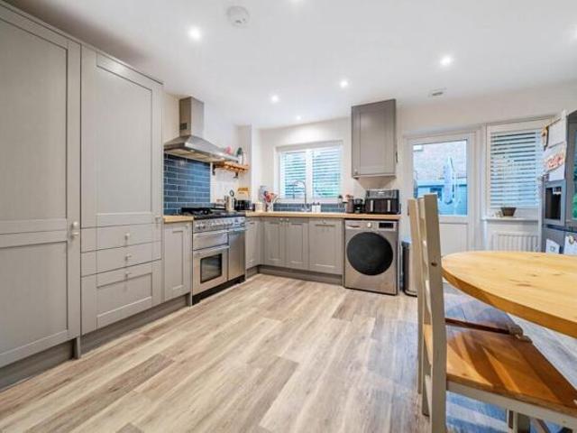 2 Bedroom House Odiham Hampshire LS99926417