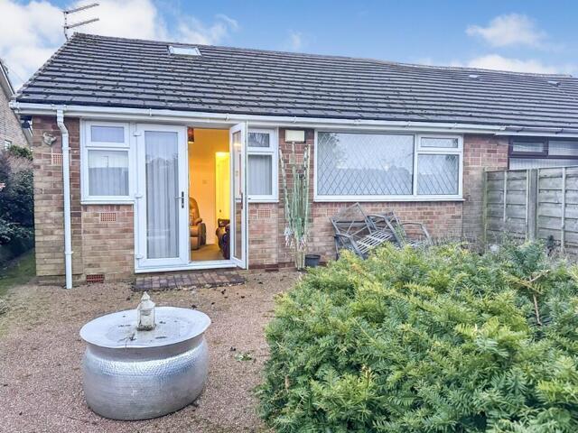 2 Bedroom House Oldham Oldham 99895542