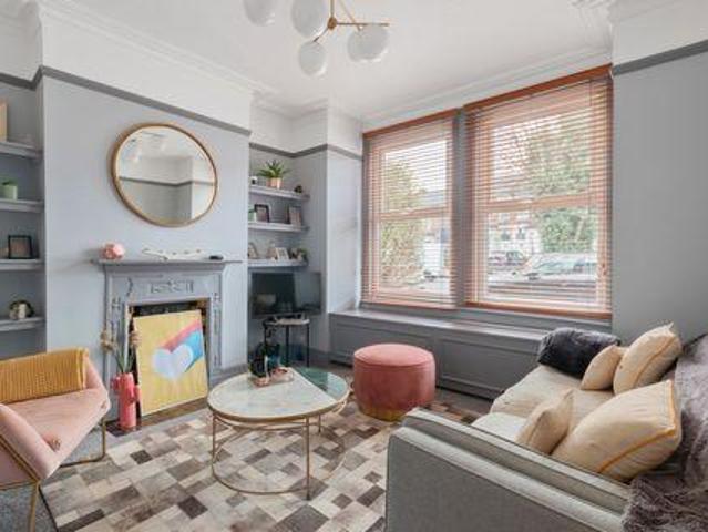 2 Bedroom House London England 99276438