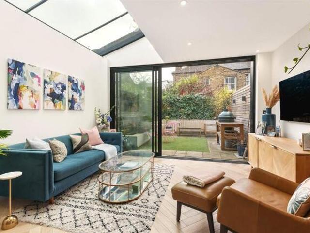 2 Bedroom House London Greater London LS98903442