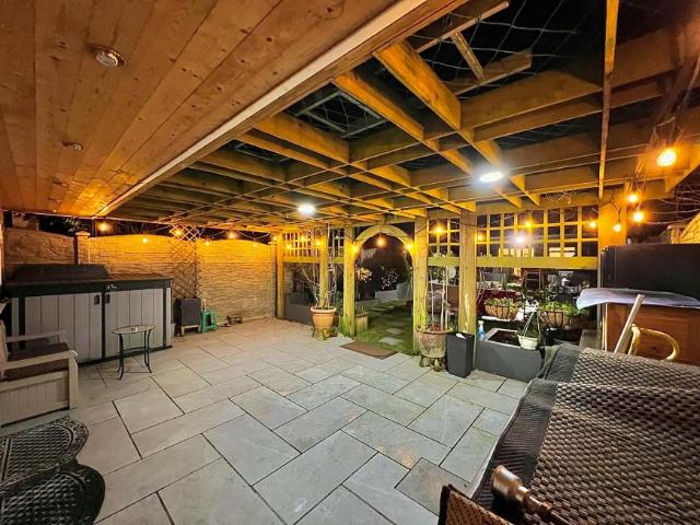 2 Bedroom House London London 90911452