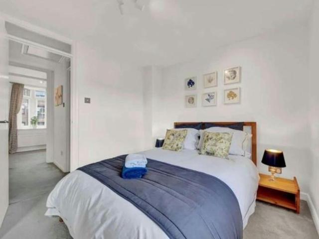 2 Bedroom House London London 92128416