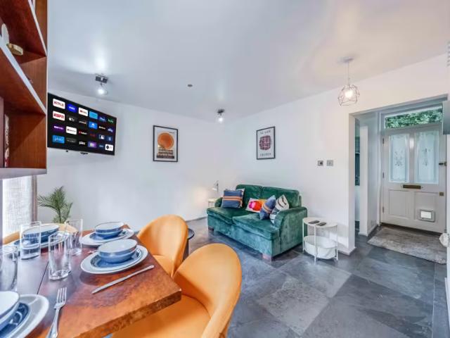 2 Bedroom House London London 97634800