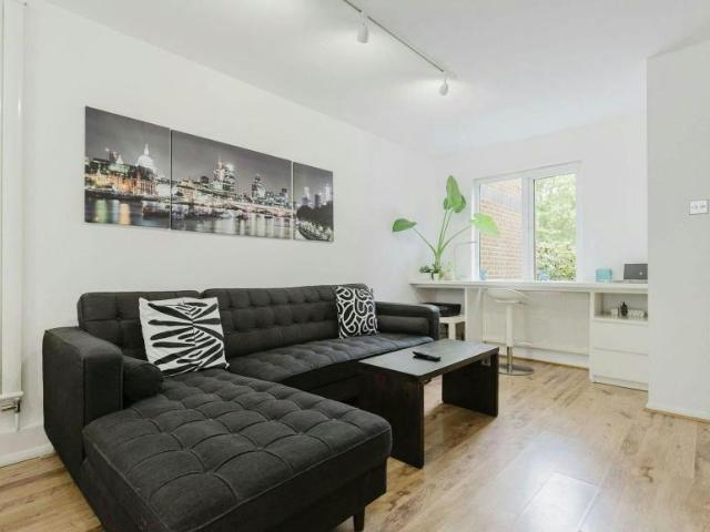 2 Bedroom House London London 102884752