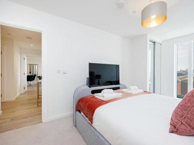 2 Bedroom House London London LS77147056