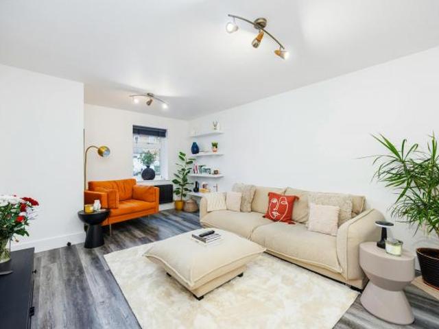 2 Bedroom House London London LS77147059