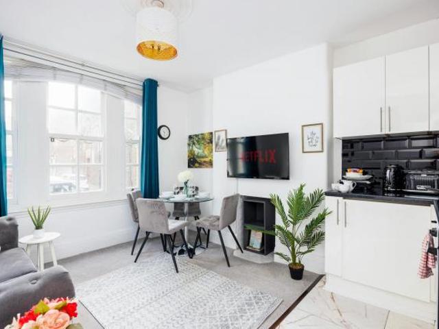 2 Bedroom House London London LS77601424