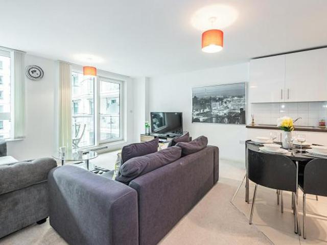 2 Bedroom House London London LS77601443