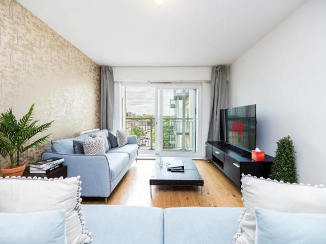 2 Bedroom House London London LS78790360
