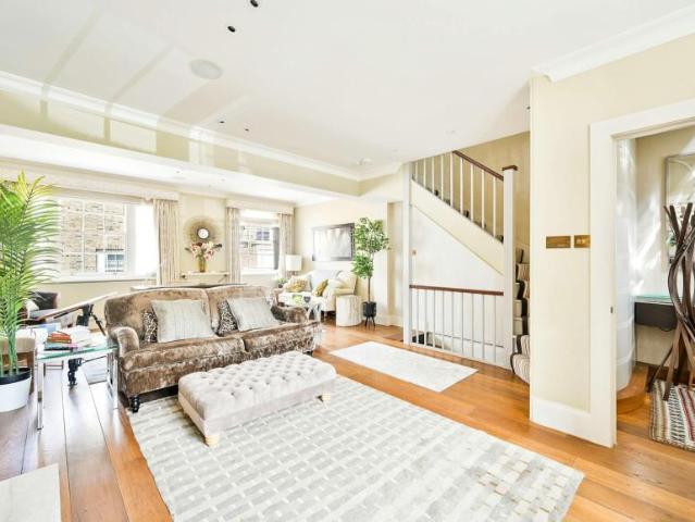 2 Bedroom House London London LS99374302