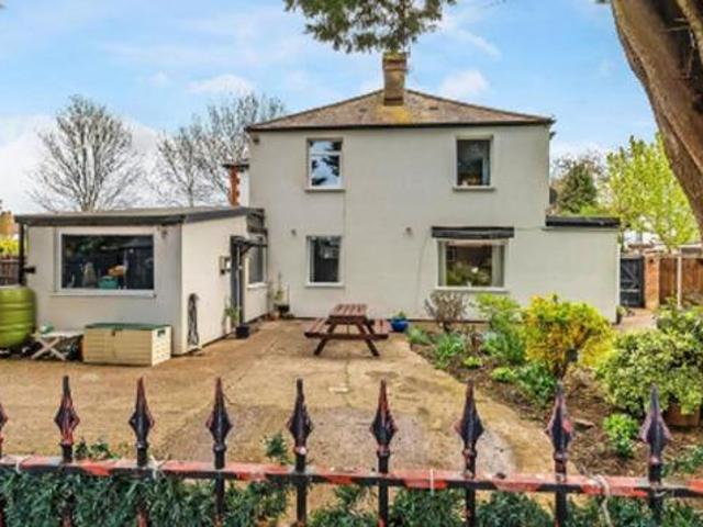 2 Bedroom House Leatherhead Surrey LS101676234