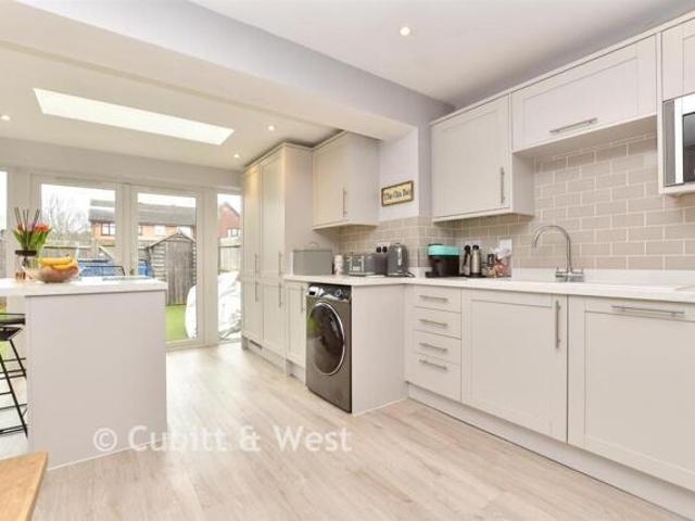 2 Bedroom House Leatherhead Surrey LS99641736