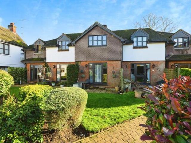 2 Bedroom House Leatherhead Surrey 99523908