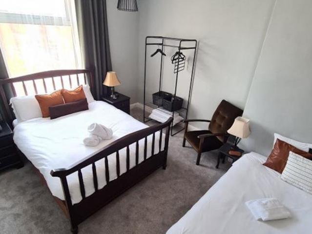 2 Bedroom House Leeds Leeds 65827334