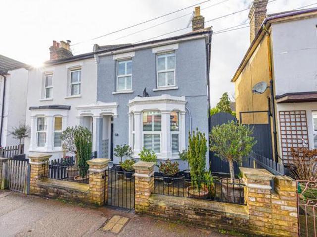 2 Bedroom House Leigh Southend on Sea LS99986267