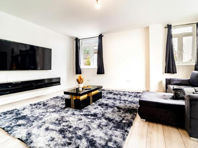 2 Bedroom House Luton Luton 103655613