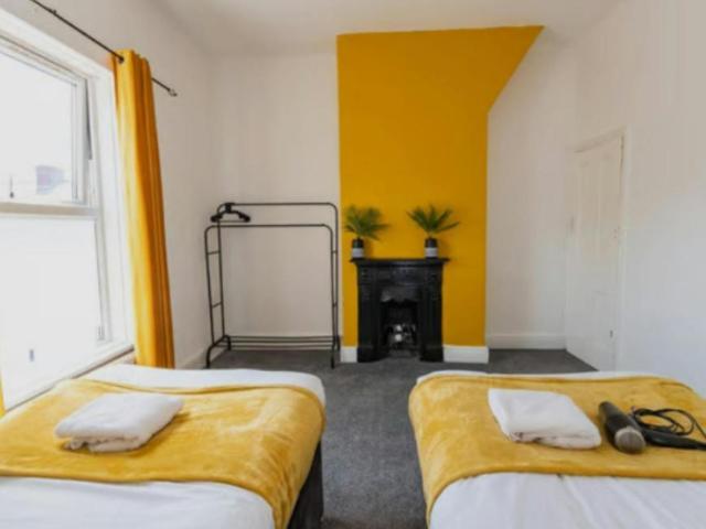 2 Bedroom House Manchester Manchester LS98889220
