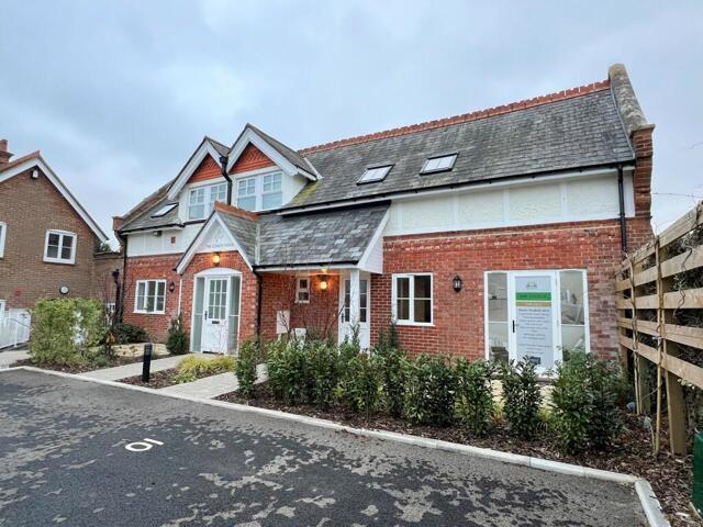 2 Bedroom House New Milton Hampshire HAMPSHIRE. BH25 6QG LS87339323