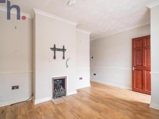 2 Bedroom House Newport Isle Of Wight LS101025629