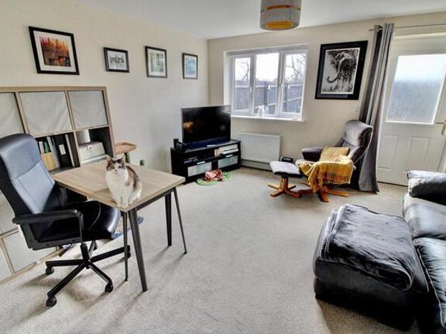 2 Bedroom House Nuneaton Warwickshire 98930138