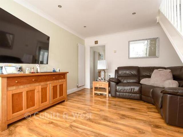 2 Bedroom House Smallfield Surrey 99735865