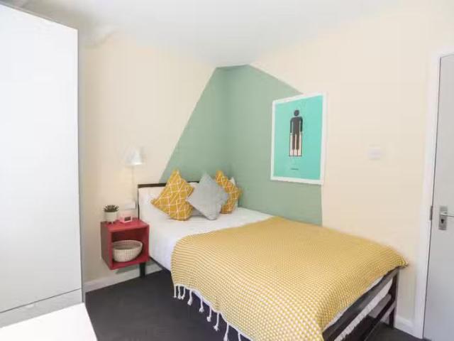 2 bedroom house share for rent in Auckland Drive, Brighton, BN2