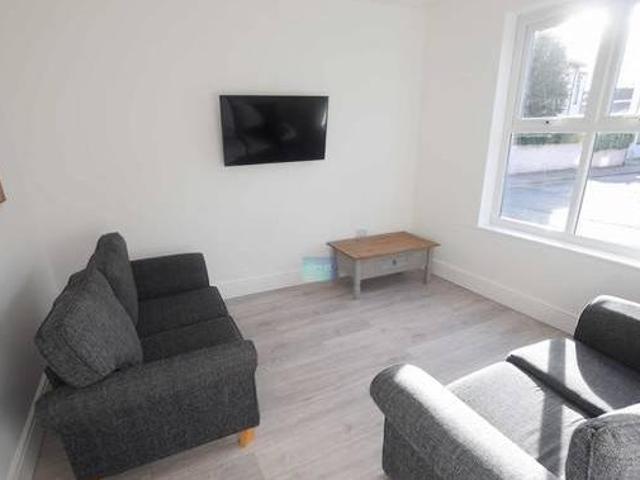 2 bedroom house share for rent in Portland Street Student House 21 22 LN5