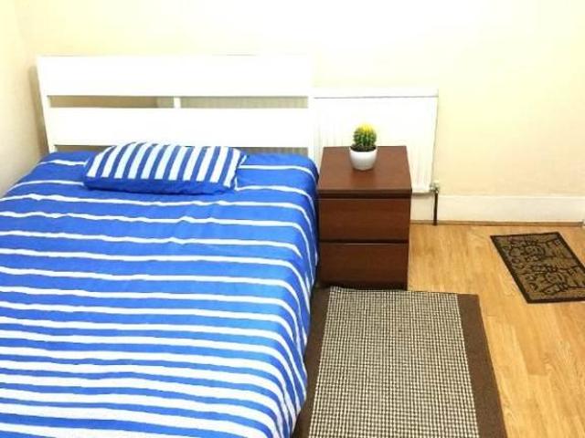 2 bedroom house share to rent