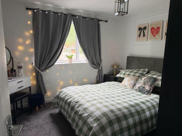 2 bedroom house share to rent