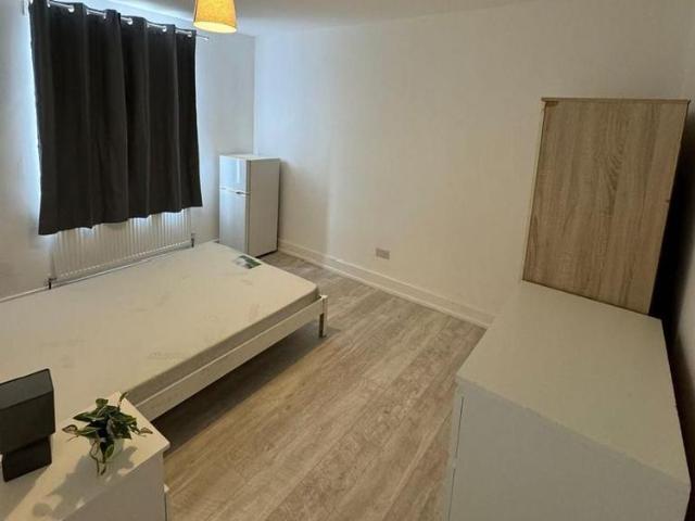 2 bedroom house share to rent