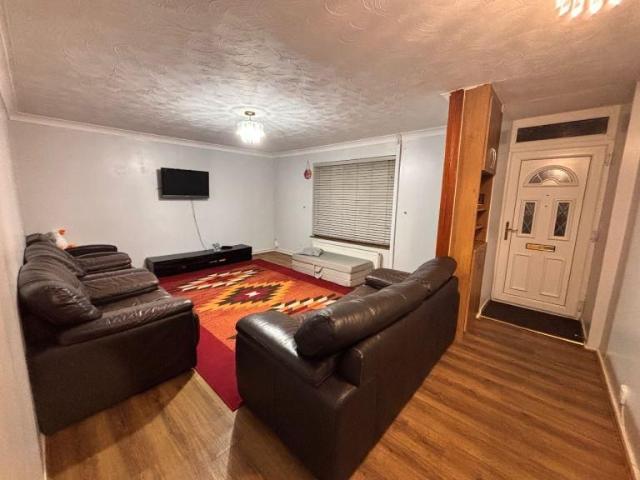 2 bedroom house share to rent