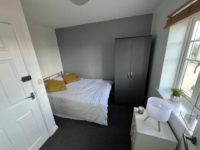 2 bedroom house share to rent