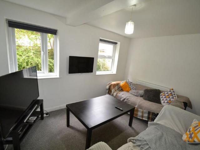 2 bedroom house share to rent
