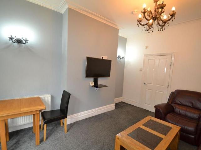 2 bedroom house share to rent