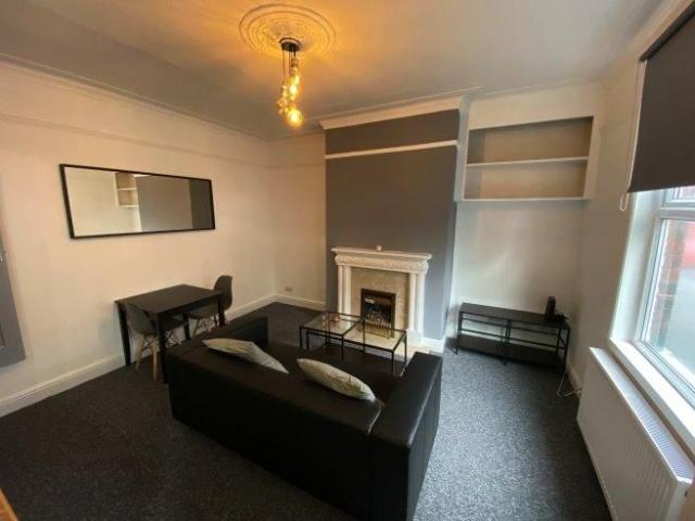 2 bedroom house share to rent