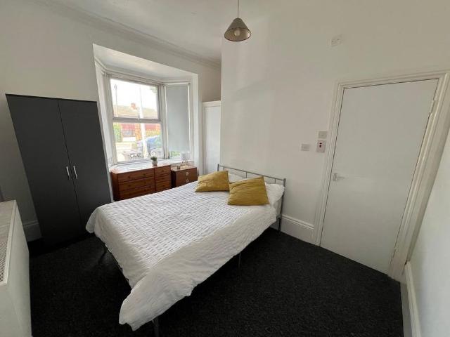 2 bedroom house share to rent