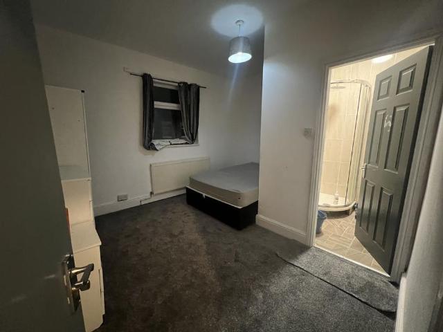 2 bedroom house share to rent