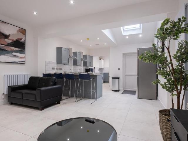 2 bedroom house share to rent