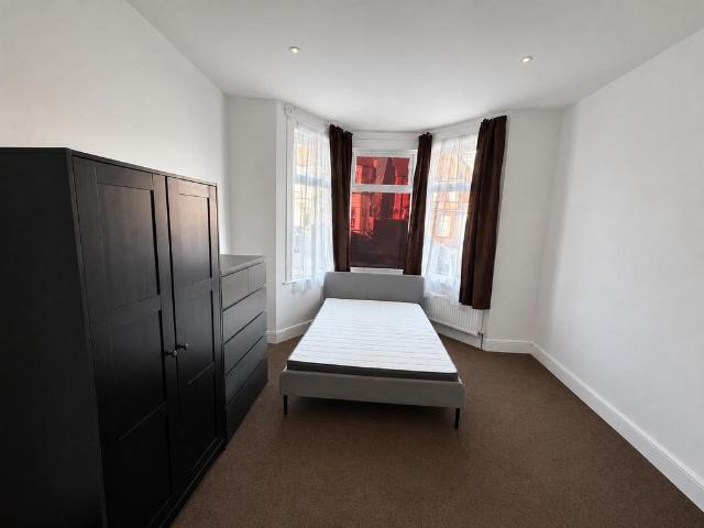 2 bedroom house share to rent