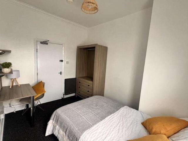 2 bedroom house share to rent