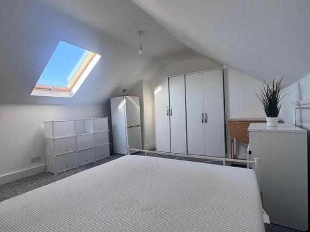 2 bedroom house share to rent