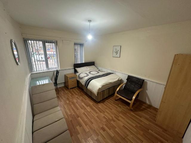 2 bedroom house share to rent