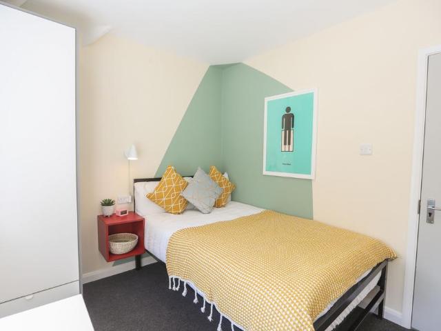 2 bedroom house share to rent